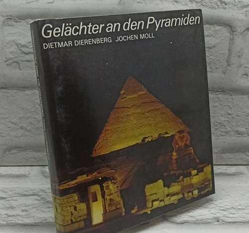 Gelachter an den Pyramiden