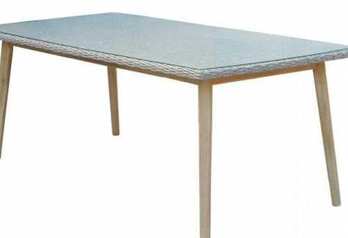 Обеденный стол из ротанга