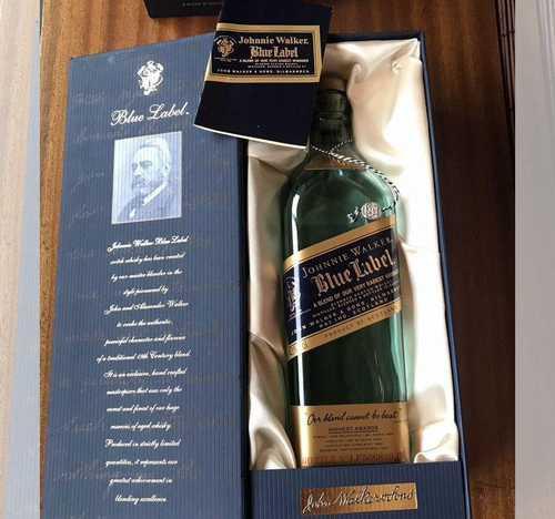 Красивая бутылка Johnnie Walker Blue Label