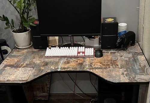 Компьютерный стол с подставкой