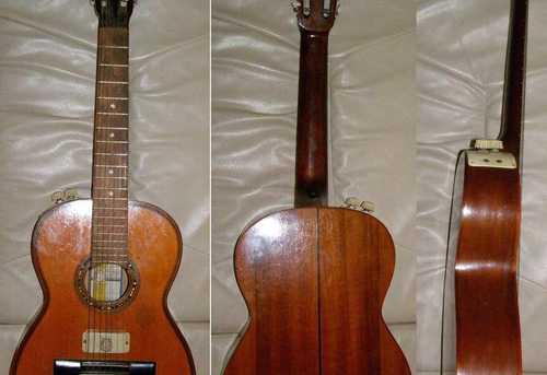 Старинная адаптеризованная семиструнная гитара