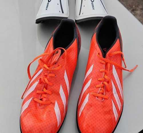 Бутсы сороконожки adidas размер 44,5,и щитки демик