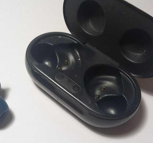 Кейс и левый наушник Samsung Galaxy Buds  