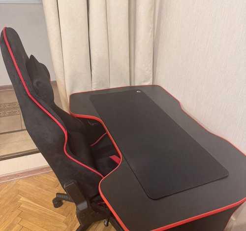 Игровое место компьютерное кресло и стол