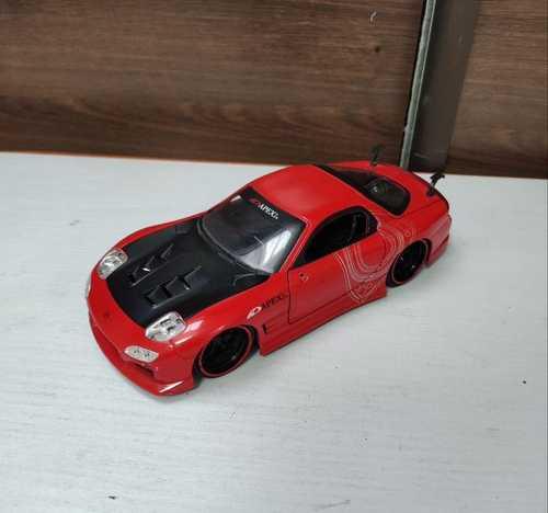 Модель автомобиля Mazda RX-7 1993 Jada 1:24