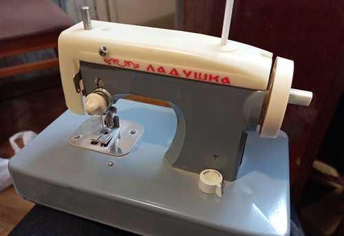 Компактная швейная машинка Ладушка