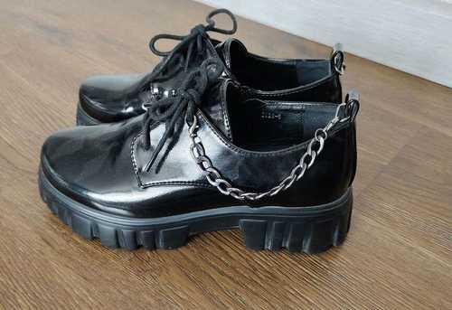 Туфли школьные черные лакированные с цепочкой