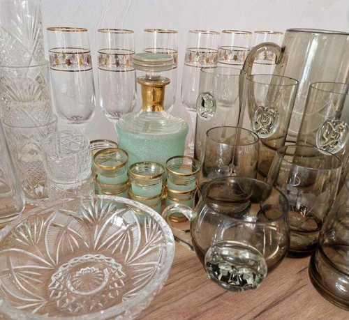 Стеклянные стаканы, фужеры, графин, кувшин, ваза
