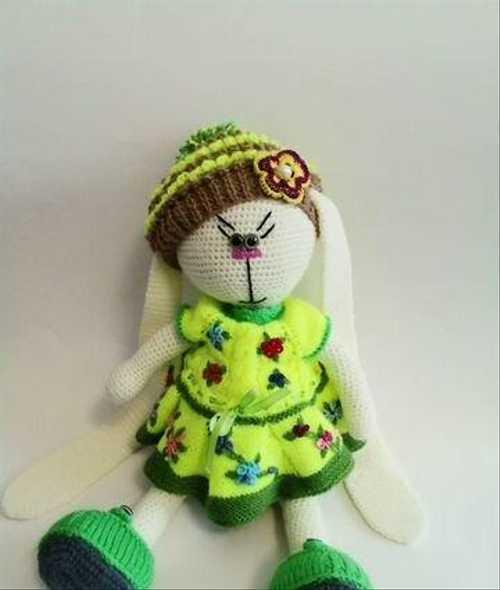 Вязанная игрушка заяц-кукла амигуруми
