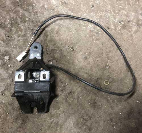 Замок багажника BMW E38