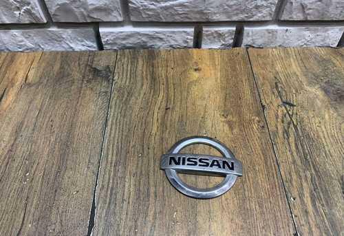 Nissan Tiida Эмблема на крышку багажника