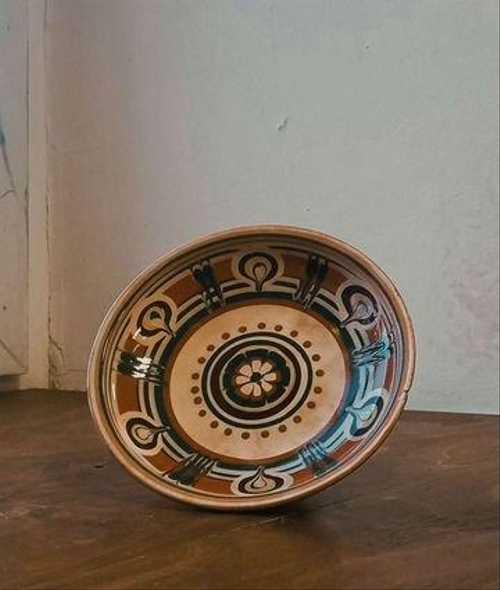 Глиняная тарелка