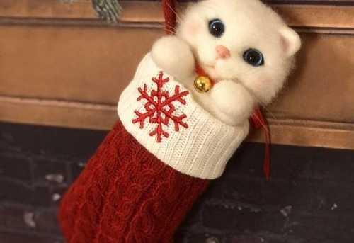 Белый котенок в новогоднем носке, валяние