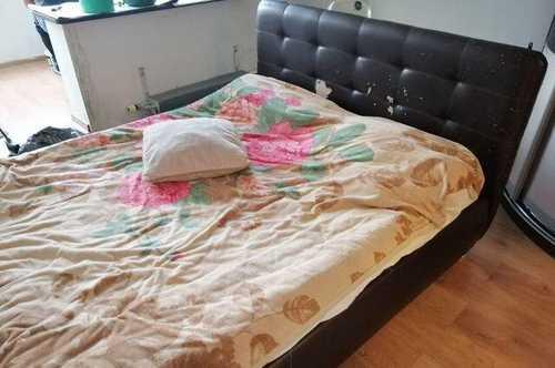 Кровать двухспальная с матрасом бу бесплатно