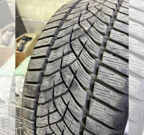 Goodyear UltraGrip 8 Performance 245/40 R19 и 275/35 R19 98V