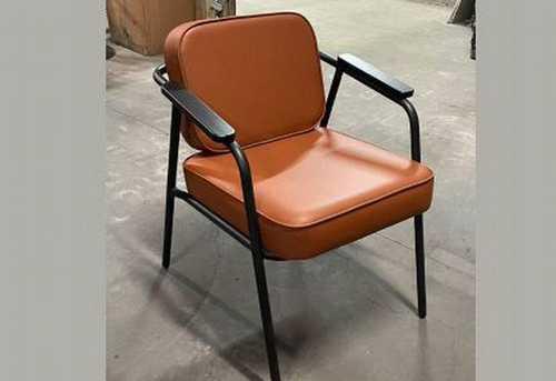 Стул-кресло мягкий с подлокотниками лофт для кафе