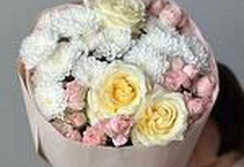 Букет «Пудровая нежность» с хризантемой и розами