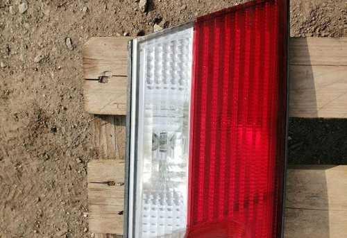 Левый фонарь крышки багажника Nissan Sunny B15