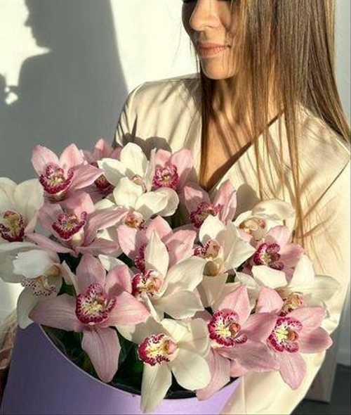 Орхидеи в коробке цветы доставка розы гипсофилы