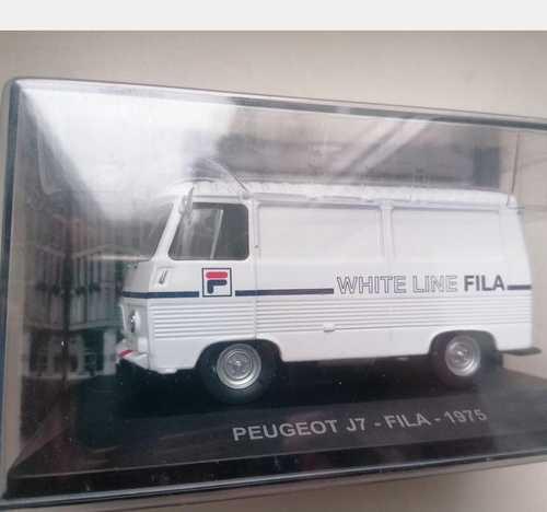 Модель Peugeot j7 fila 1:43 Altaya