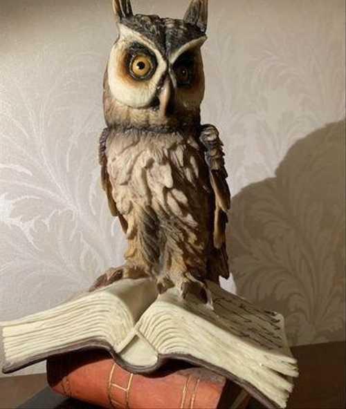 Статуэтка сова на книгах