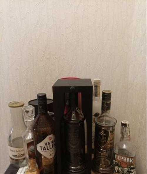 Бутылки и коробки из под алкоголя