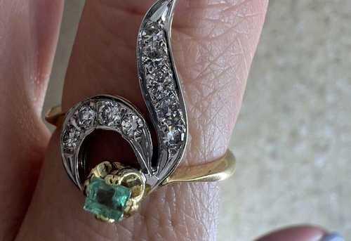 Золотое кольцо с изумрудом и бриллиантами 750 пр