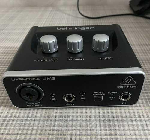 Звуковая карта behringer um2