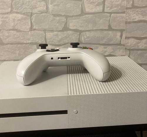 Xbox one s с геймпадом