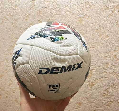 Футбольный мяч demix fifa quality pro