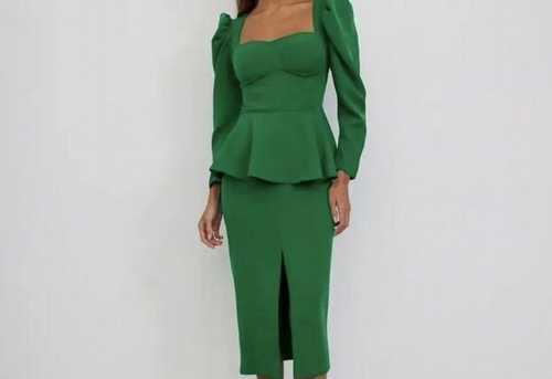 Зеленый костюм с юбкой 42-44 размера