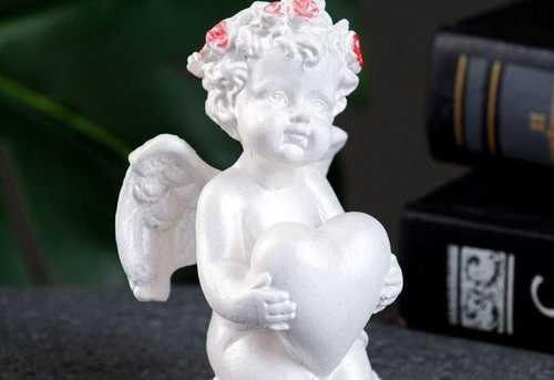 Ангел с сердцем в руках сувенир статуэтка