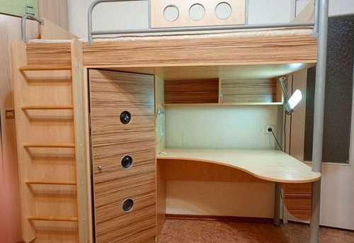 Кровать чердак со столом и шкафом