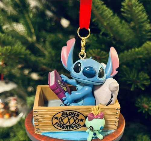 Елочная игрушка Стич с книгой в кроватке, Disney