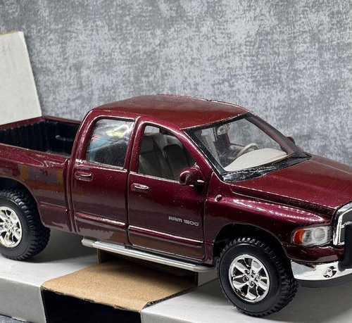 Модель dodge ram 1/27 maisto