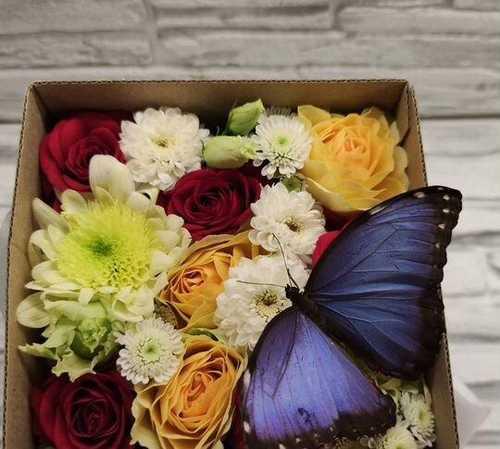 Букет цветов и бабочка