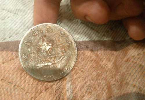 Монета Китайский император