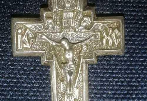 Серебряный крест с распятием