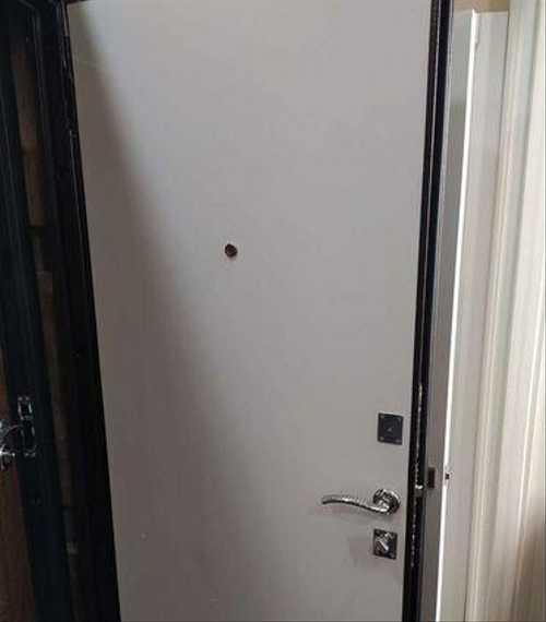 Дверь металлическая с белой накладкой внутри