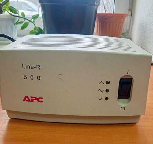 Стабилизатор напряжения APC Line-R LE600-RS