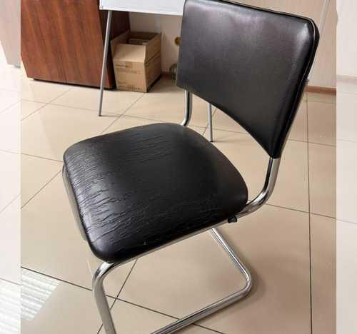 Офисный стул черный