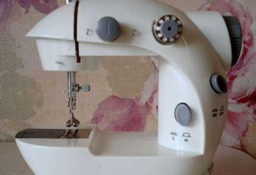 Миниатюрная электрическая швейная машинка