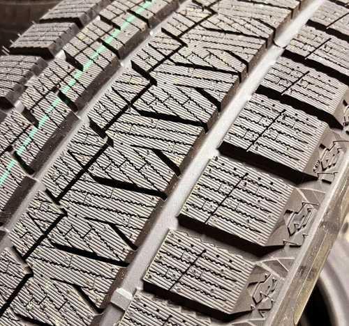 Kapsen SnowShoes AW33 265/35 R18 145T