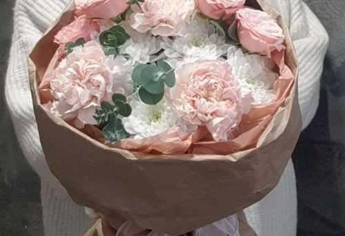 Букет из кустовых роз и хризантемы