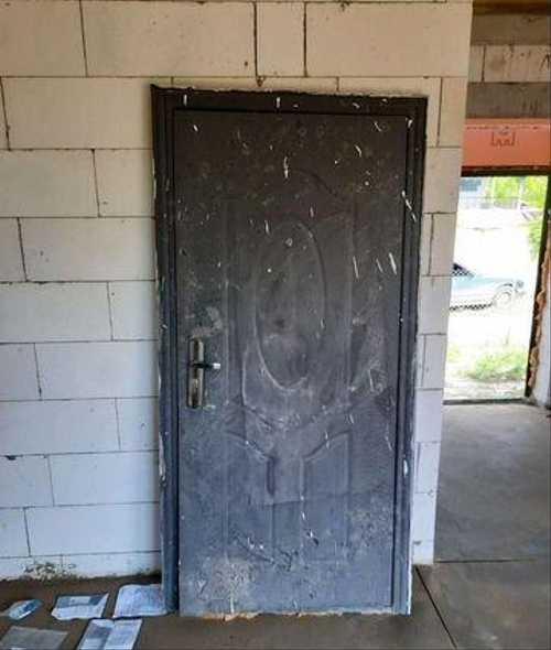Дверь входная металлическая б/у
