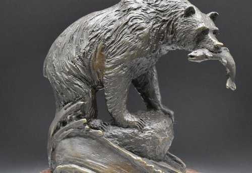 Бронзовая статуэтка "Медведь ловит рыбу"