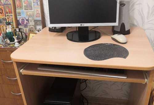 Компьютерный стол компактный