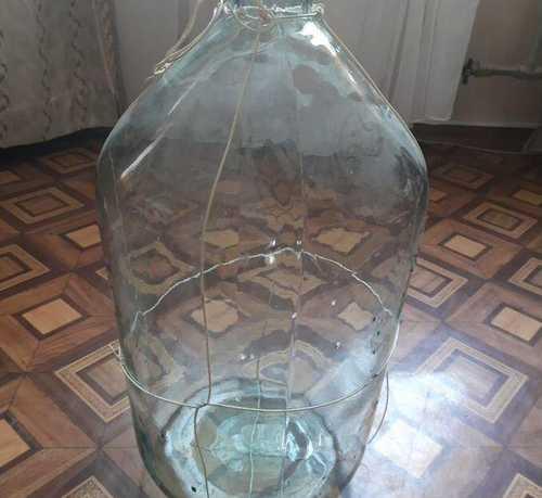 Большая стеклянная бутыль