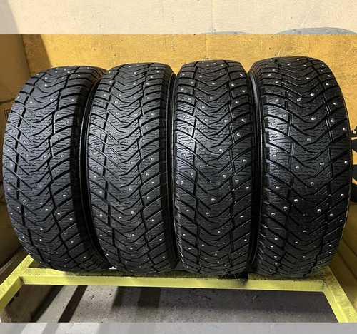 Yokohama IceGuard Stud IG65 215/65 R16