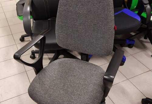 Кресло офисное из ткани серое компьютерное